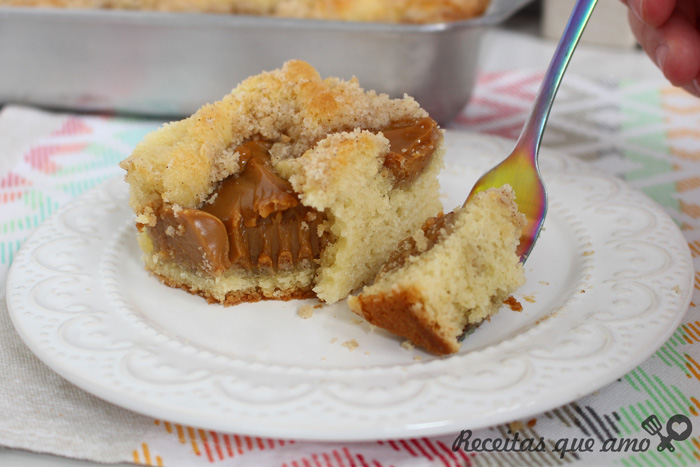 Bolo cuca fofinho com recheio de doce de leite | Receitas que amo